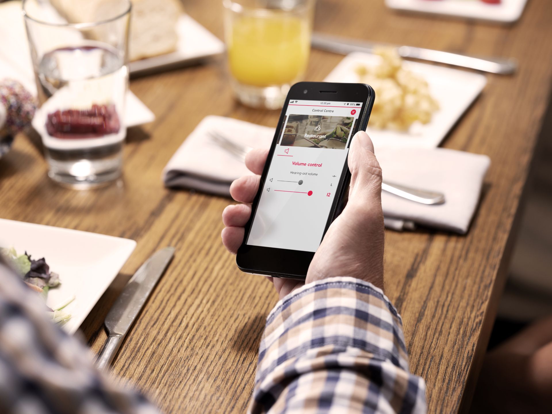 Hearing aid programs: channels, setting & adjusting | Amplifon UK