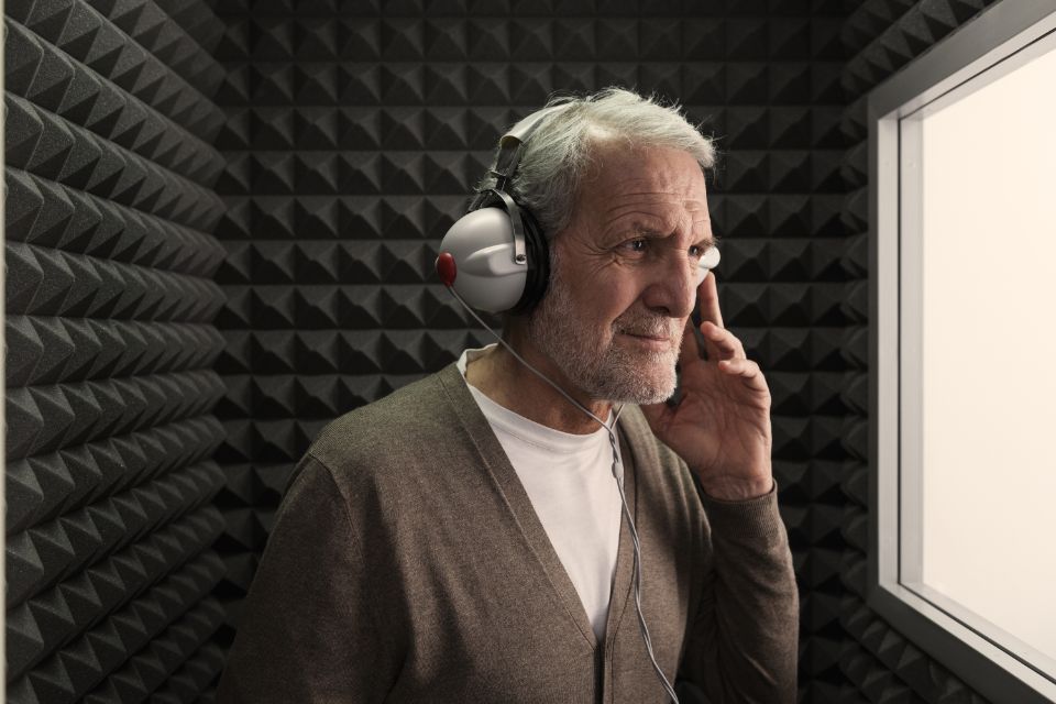 Oreilles rouges et chaudes : causes, symptômes et traitements