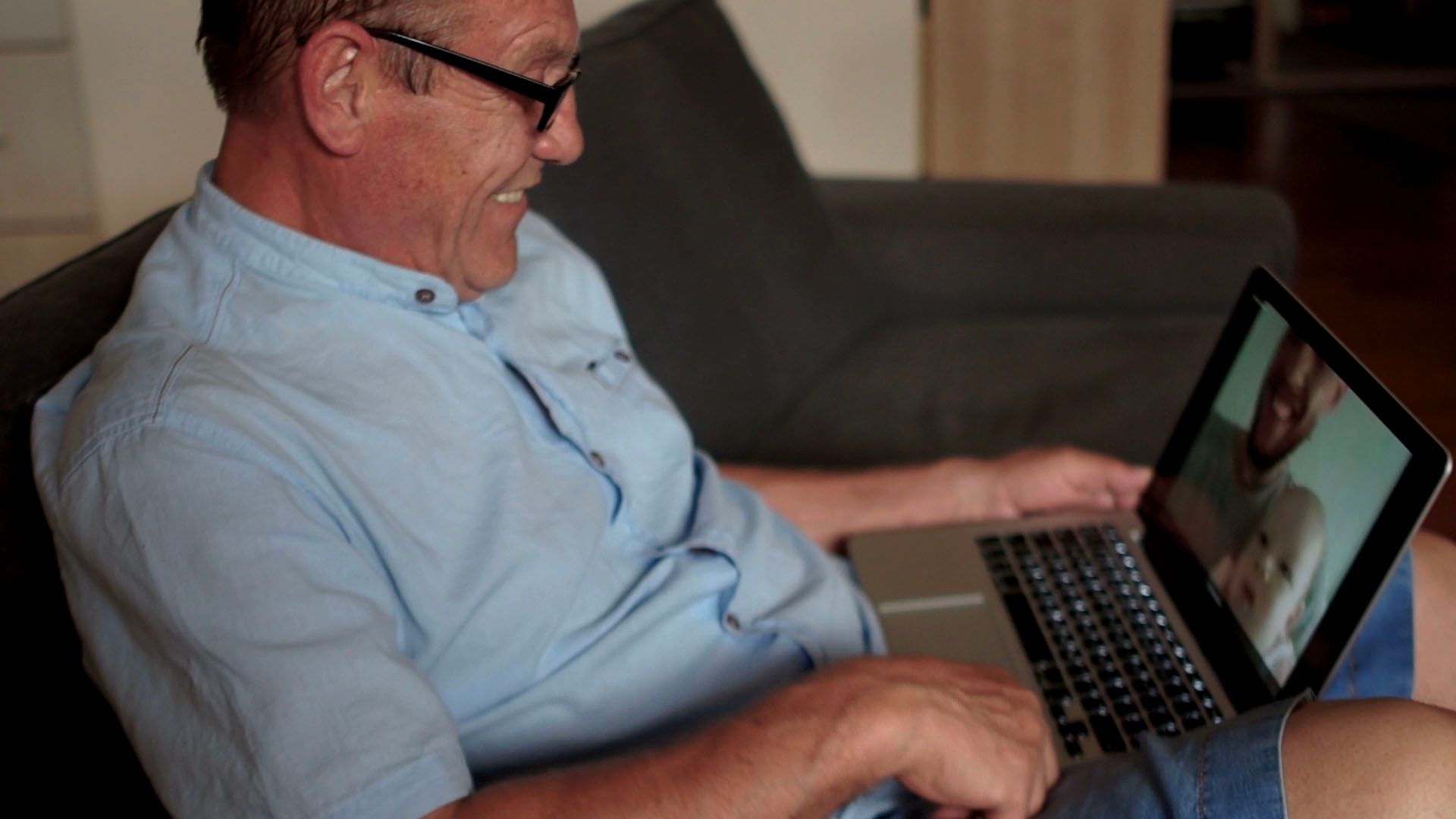 Oreilles rouges et chaudes : causes, symptômes et traitements