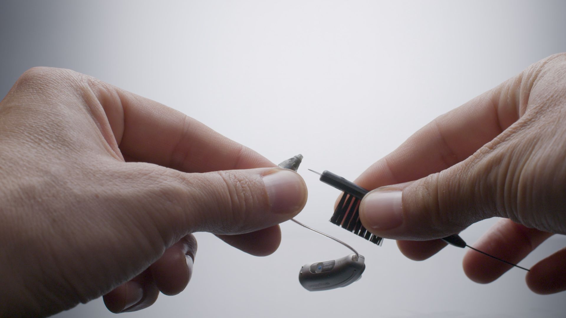 How do you turn on and off your hearing aid? | Amplifon