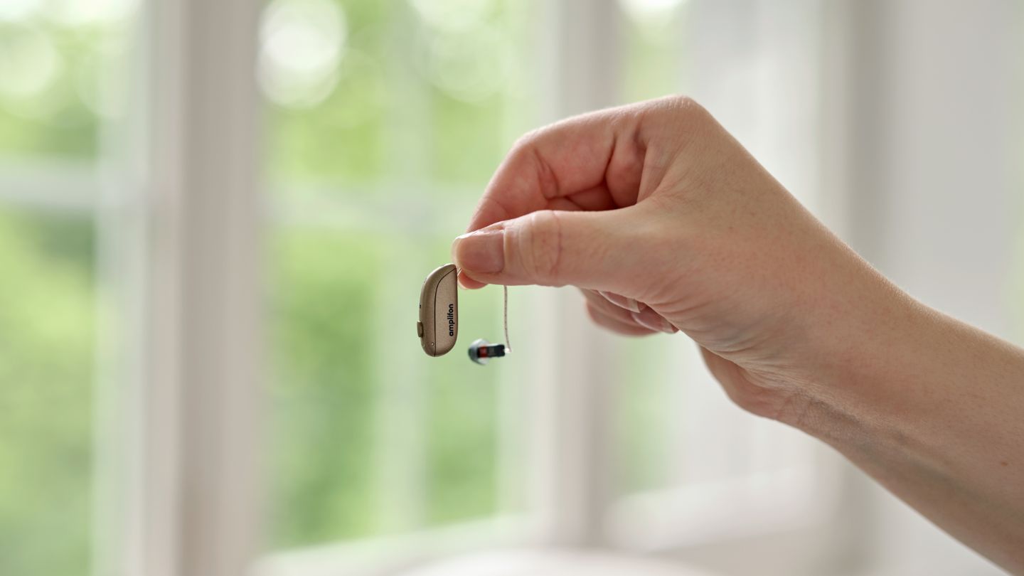 ampli-mini E 5|6G – Das kleinste Hörgerät mit KI | Amplifon CH