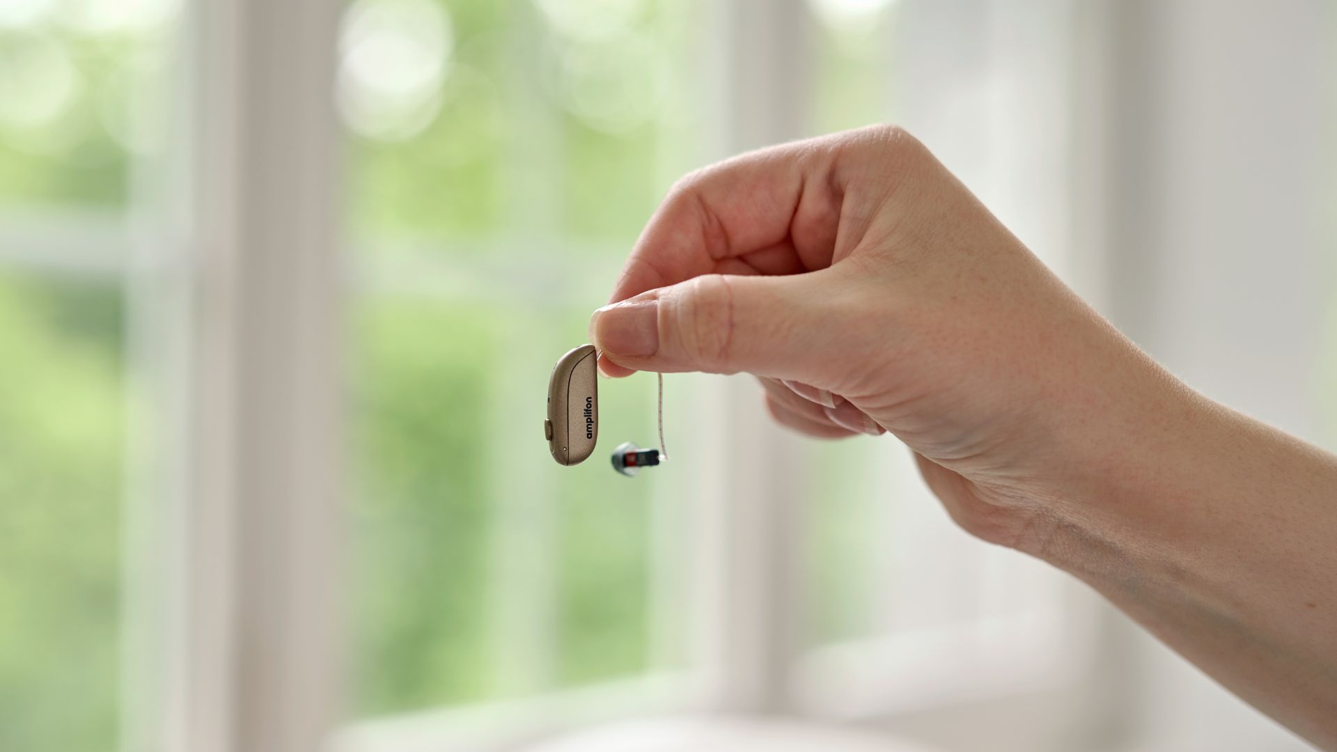ampli-mini E 5|6G – Das kleinste Hörgerät mit KI | Amplifon CH
